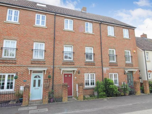 Trist Way, Ifield, Crawley, West. 4 bed townhouse to rent £2,100 pcm £485 pw