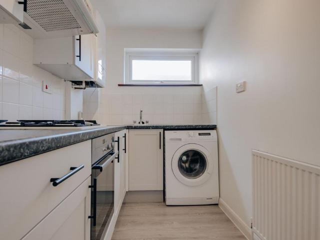 Tristan Lodge, Bushey Grove Road. 2 bed flat to rent £1,800 pcm £415 pw