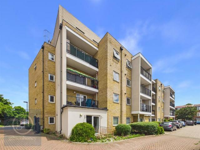 Truesdales, Uxbridge UB10 2 bed apartment to rent £1,750 pcm £404 pw