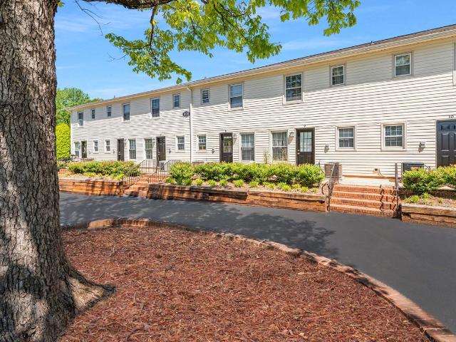 Tryon Forest 2 Bedroom Apartment for Rent at 411 Lambeth Drive, Charlotte, NC 28213 Hidden Valley