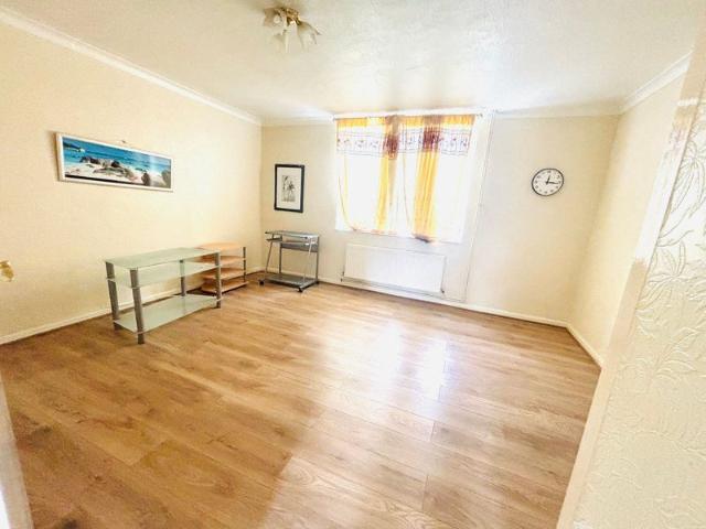 TWO bed maisonette to Let in Chadwell Heath