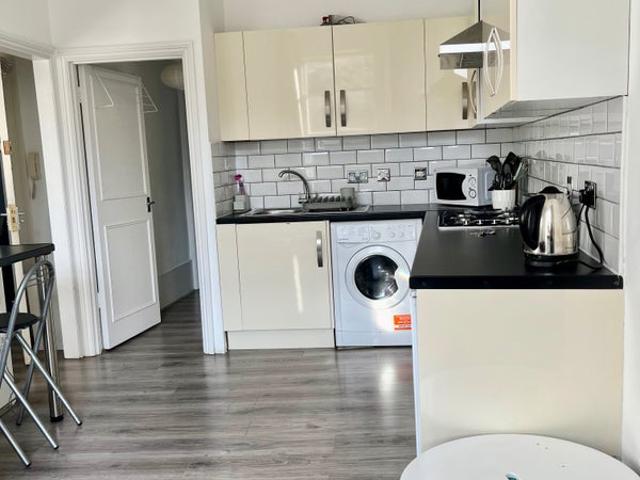 Two bed Clapham Common SW4
