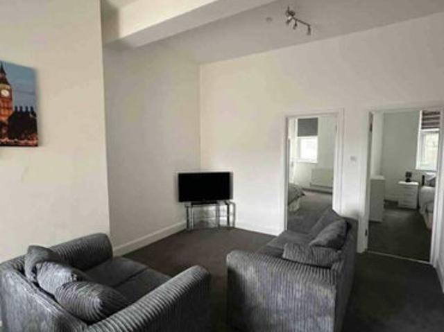 Two bed Excellent train links into London!