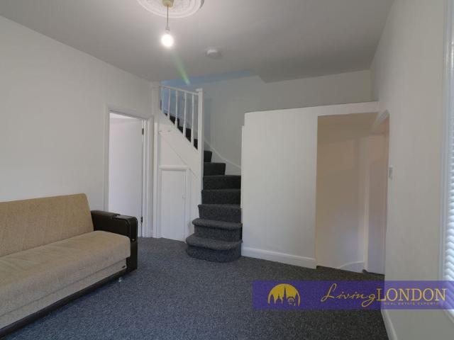 Two Bed Flat to Rent 2 bed flat to rent £1,800 pcm £415 pw