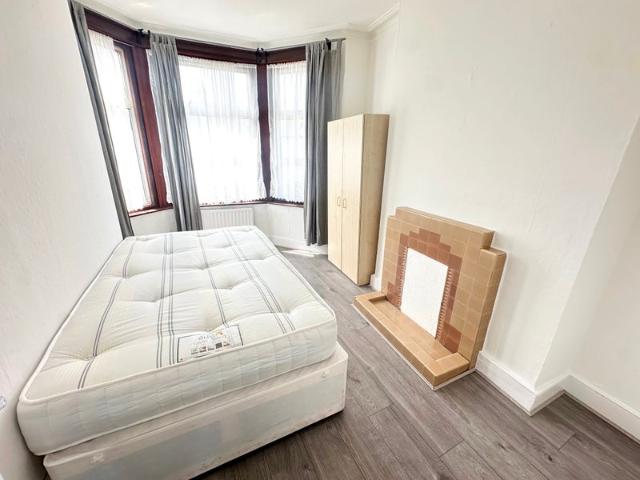 Two Bed Flat to Rent In Wood Green N22