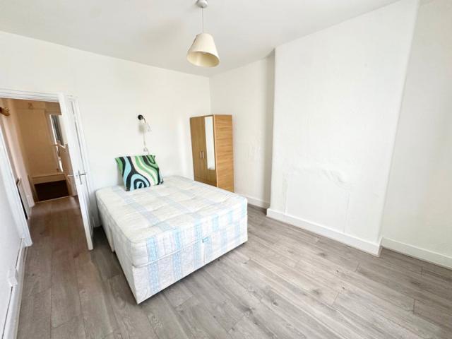 Two Bed Flat to Rent In Wood Green N22