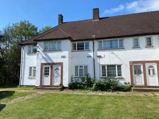 Two Bed & Two Bath Ground Floor Apt in Tolworth