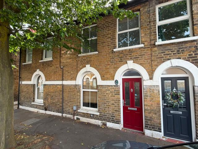 Two Bedroom Victorian Cottage with Private Garden Close to Bromley Town Centre, BR1