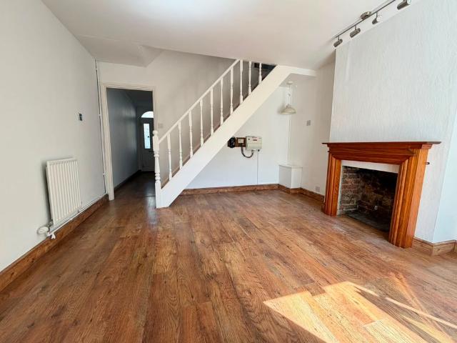 Two Bedroom Victorian Cottage with Private Garden Close to Bromley Town Centre, BR1