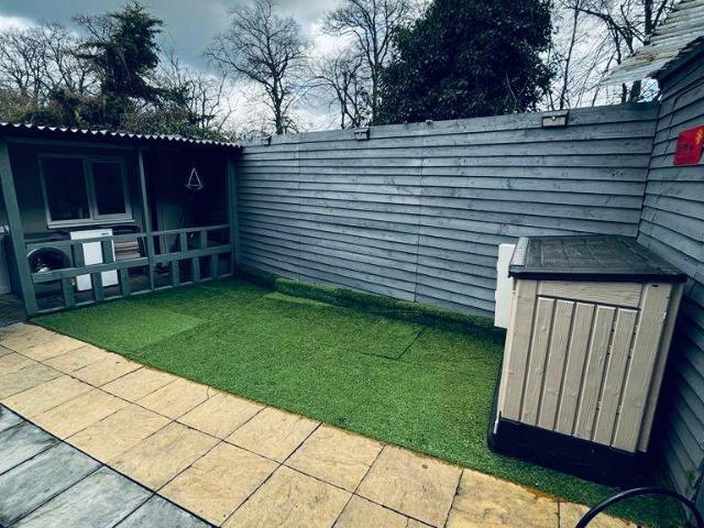 Two bedroom annex flat ideal for three adults Ilford