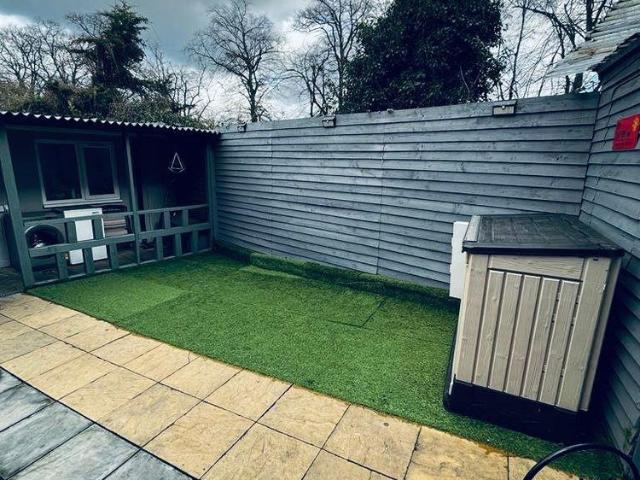 Two bedroom annex flat ideal for three adults Ilford