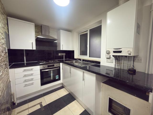 Two bedroom Annex Flat ideal for students Goodmayes station