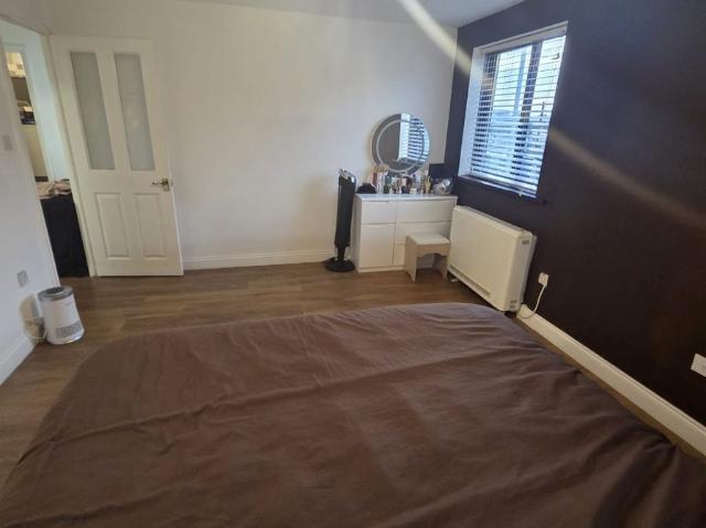 Two bedroom Apartment close to Goodmayes Tesco Ideal for Families
