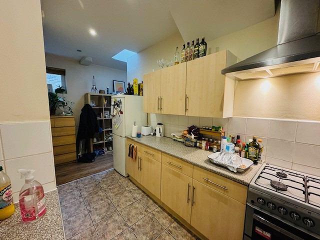 Two Bedroom Apartment close to W/Chapel Stn
