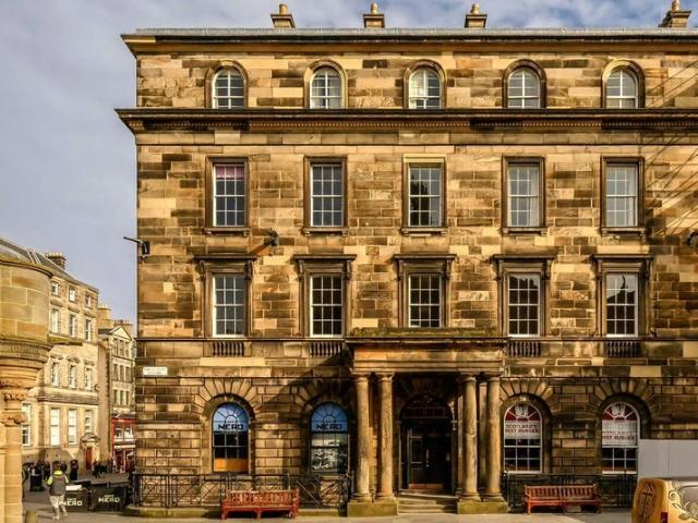 Two Bedroom Apartment Available on Royal Mile