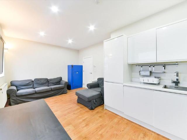 Two bedroom apartment available to rent in the heart of N15