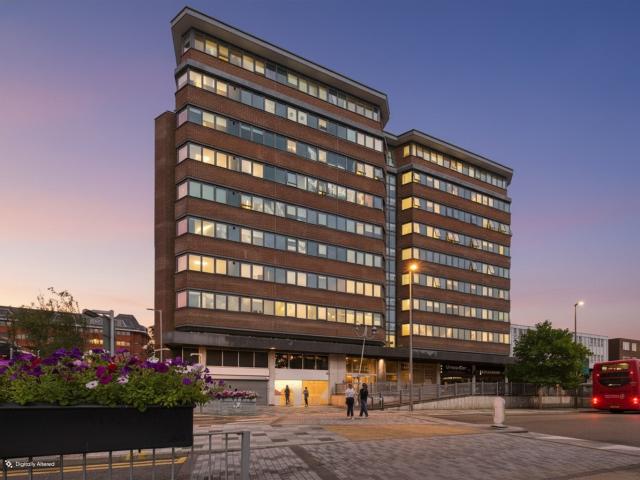 Two Bedroom Apartment with On Site Gym in Marlowes Town Centre