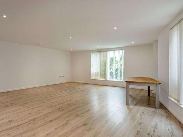 Two bedroom apartment with parking close to train station