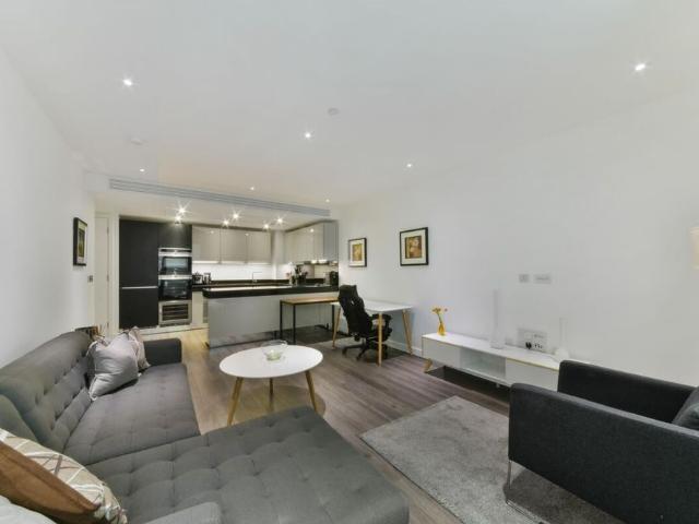 Two Bedroom Apartment to rent in Catalina House, E1