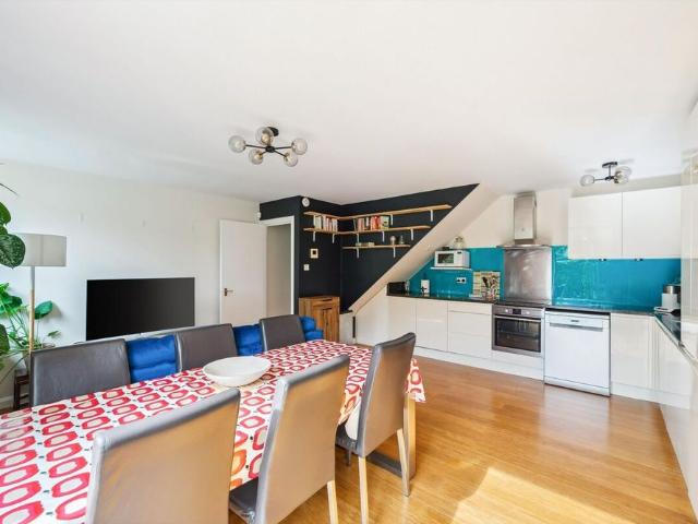 Two bedroom apartment to rent in popular gated development in Wapping, E1W