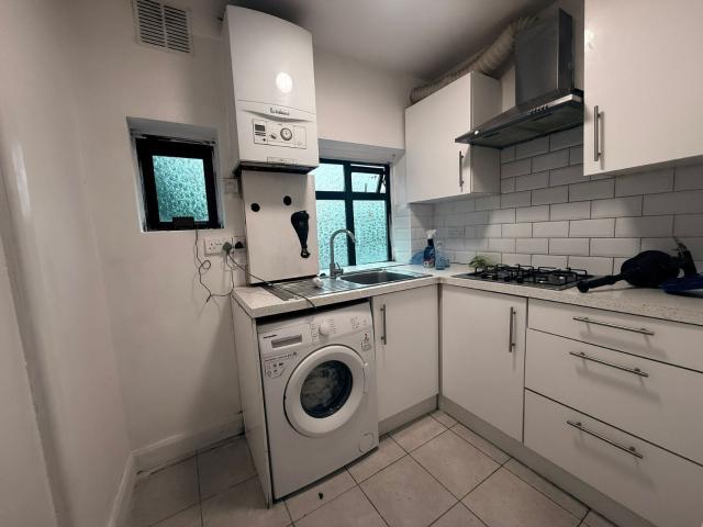 Two bedroom First Floor Flat close to Newbury Park £1600