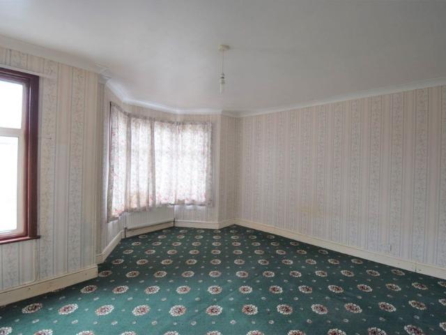 Two bedroom first Floor Flat ideal for working couples £1800 pcm