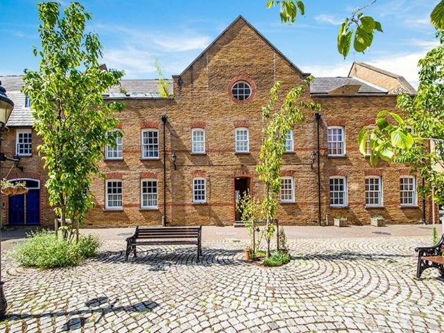 Two bedroom flat available to rent in Wapping, E1W