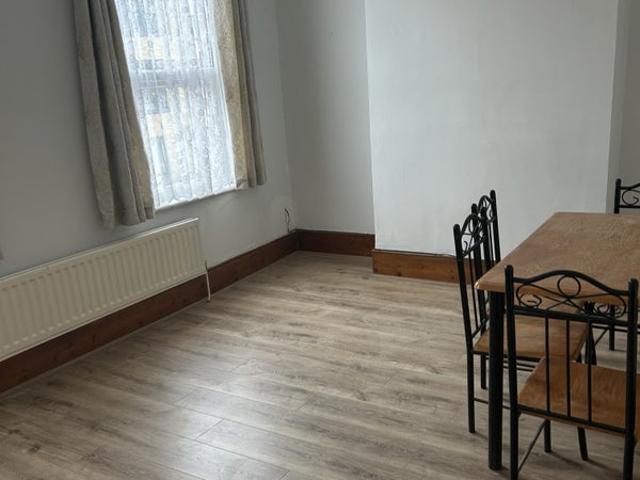 Two bedroom flat close to east Croydon station