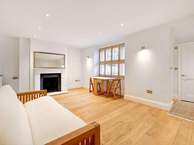 Two bedroom flat in the heart of Shepherds Bush