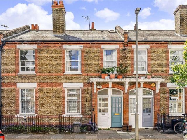 Two bedroom flat located in Battersea