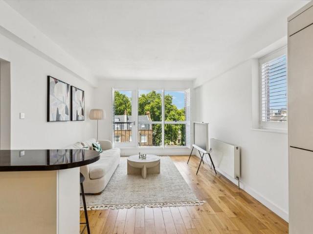 Two bedroom flat to rent in Lancaster Gate, W2