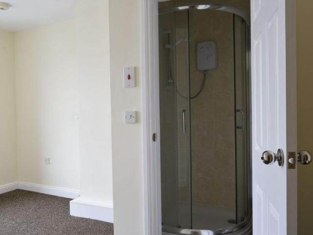 Two Bedroom Flat Walk to Kings Chase Shopping Centre