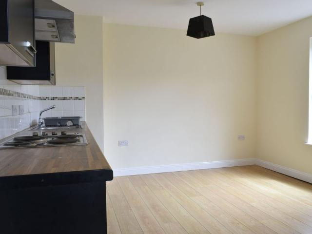 Two Bedroom Flat Walk to Kings Chase Shopping Centre