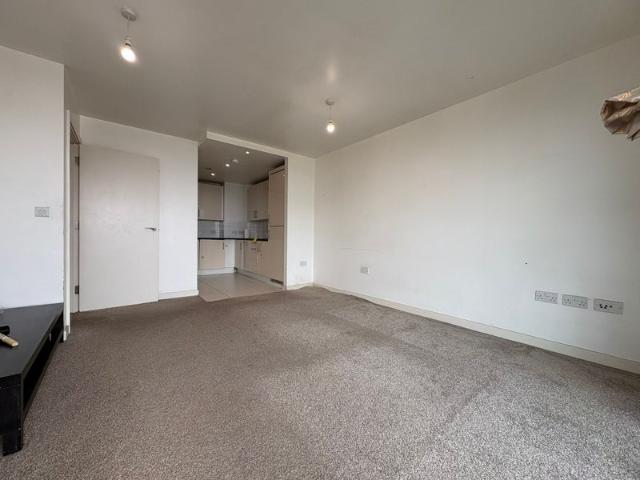 Two Bedroom Flat with Balcony in Hayes, UB3