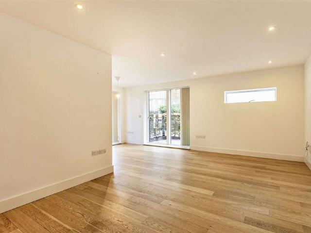 Two bedroom ground floor apartment with parking in central Cambridge