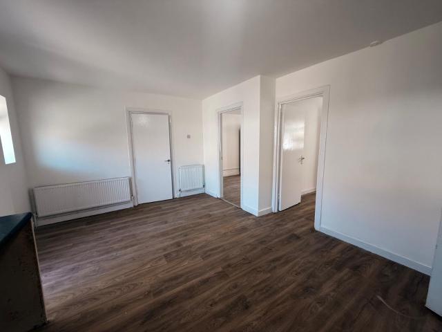 Two bedroom Ground Floor flat with garden and parking £1800