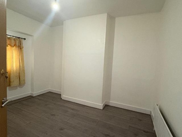 Two bedroom Ground Floor Flat ideal for families £2000
