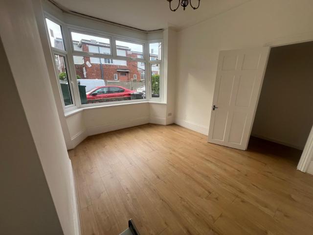 Two bedroom Ground Floor Flat ideal for working couples £1850