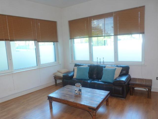 Two Bedroom Ground Floor Luxury Apartment with High Ceilings for Let close to St Katherine Dock, E1W