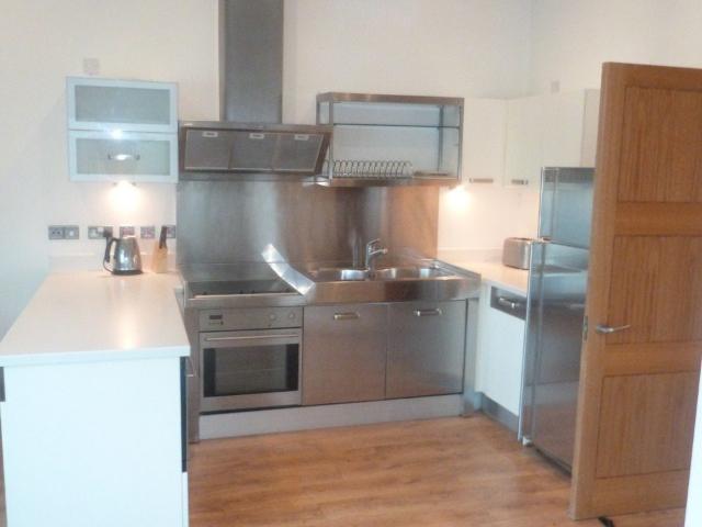 Two Bedroom Ground Floor Luxury Apartment with High Ceilings for Let close to St Katherine Dock, E1W