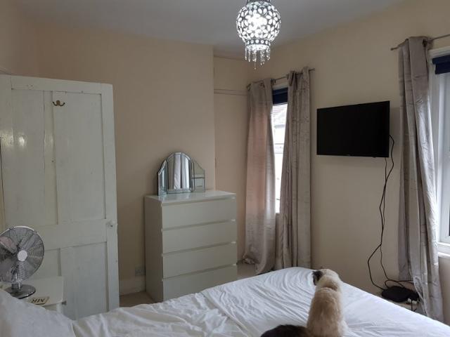 Two bedroom house with garden nr town and station