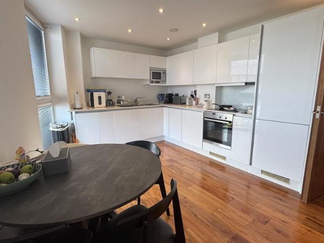 Two Bedroom in Mill Hill 2 bed flat to rent £2,400 pcm £554 pw