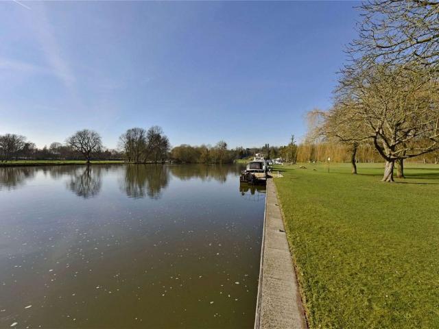 Two bedroom Lodge house on beautiful riverside country estate just outside Marlow