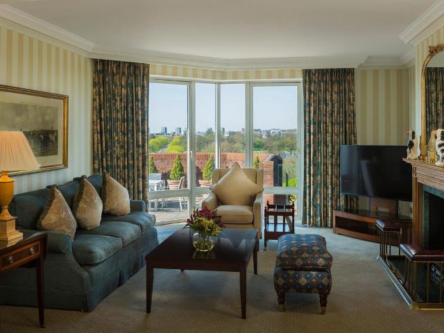 Two Bedroom Penthouse Serviced Apartment in prestigious Kensington Gardens with Panoramic Hyde Park Views