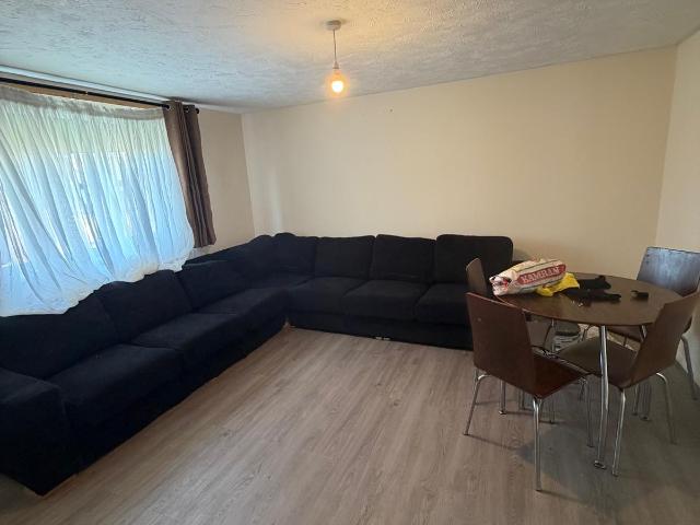 Two bedroom second floor flat £1700