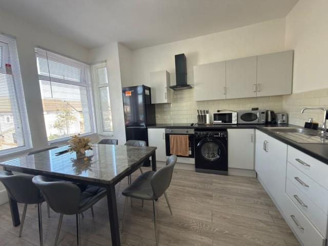 Two bedroom split level flat ideal for doctors or nurses close to queen hospital