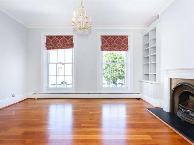 Two double bedroom, split level period conversion in an excellent Islington location