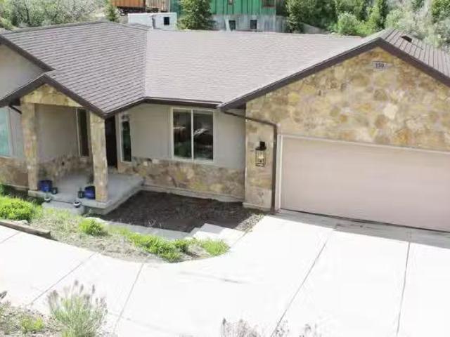 Two homes in one, newly remodel Mountain views 150 Crestview.