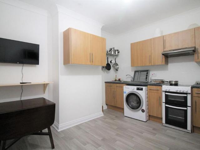 Two Mile Hill Road, Bristol, BS15 2 bed flat to rent £1,150 pcm £265 pw