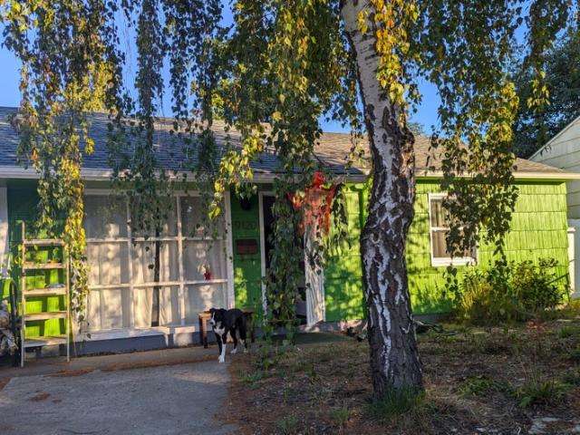 Two Rooms & Private Bath Yard w/ BBQ +Firepit